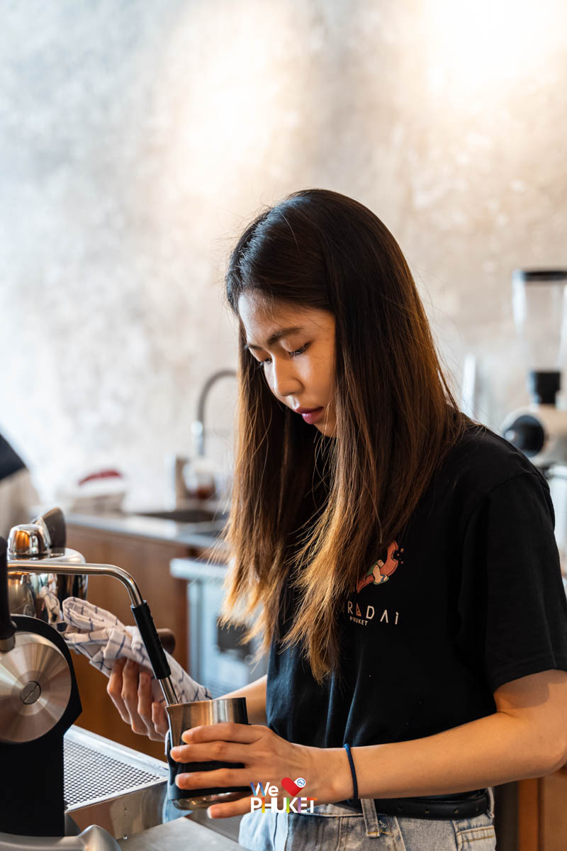 มัดรวม 4 คาเฟ่ภูเก็ต นั่งชิลล์ๆวันฝนพรำ🌧️ Ploylee Diary x Phuket E Magazine - Phuket E-Magazine